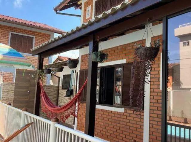 Casa com 4 Quartos e 4 banheiros à Venda, 129 m² por R$ 940.000
