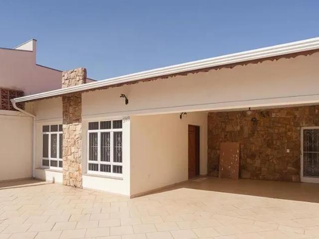 Casa com 4 Quartos e 4 banheiros à Venda, 240 m² por R$ 940.000