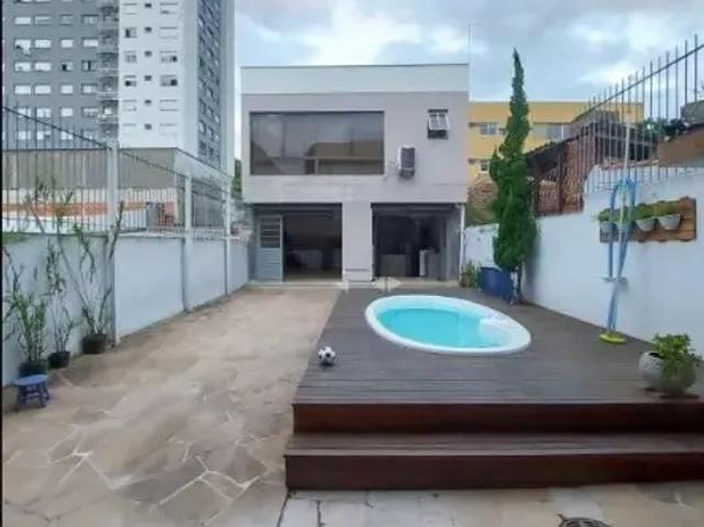 Casa com 4 Quartos e 4 banheiros à Venda, 250 m² por R$ 1.290.000
