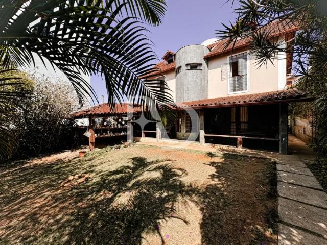 Casa com 4 Quartos e 4 banheiros à Venda, 280 m² por R$ 880.000