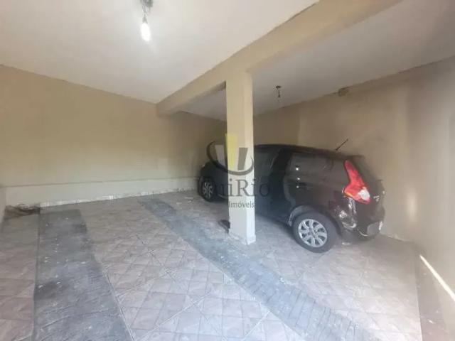 Casa com 4 Quartos e 4 banheiros à Venda, 350 m² por R$ 930.000
