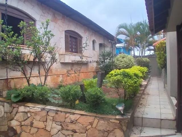 Casa com 4 Quartos e 4 banheiros à Venda, 370 m² por R$ 1.100.000
