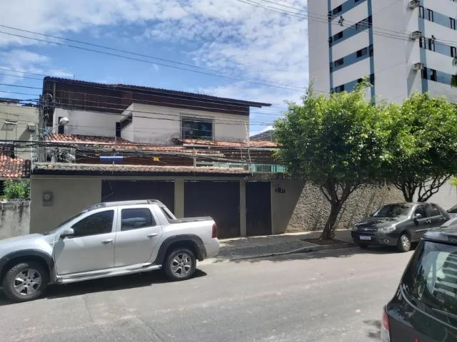 Casa com 4 Quartos e 4 banheiros à Venda, 300 m² por R$ 1.100.000