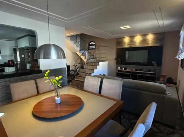 Casa com 4 Quartos e 4 banheiros à Venda, 300 m² por R$ 830.000