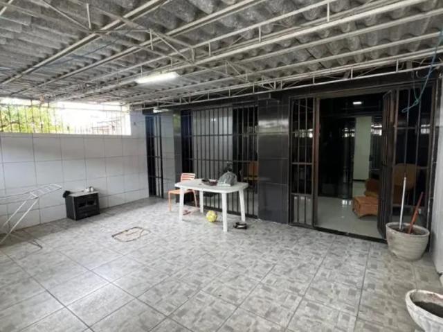 Casa com 4 Quartos e 4 banheiros à Venda, 70 m² por R$ 350.000