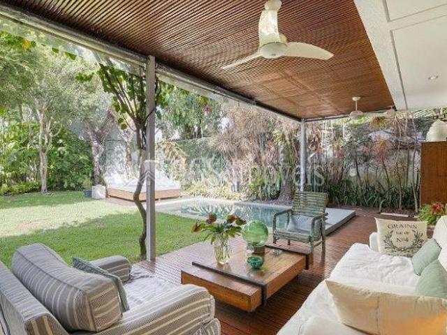Casa com 4 Quartos e 4 Suítes à Venda, 613 m² por R$ 8.950.000