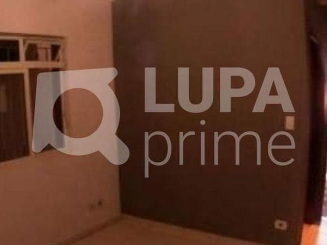 CASA COM 4 QUARTOS E 4 VAGAS DE GARAGEM À VENDA NA VILA GUSTAVO