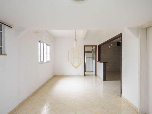Casa com 4 quartos e 4 vagas em ótima localização no Pilarzinho