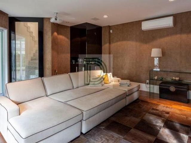 Casa com 4 quartos e 558 m² à venda no Condominio Lê Vert Jardin, conforto, segurança e sofisticação