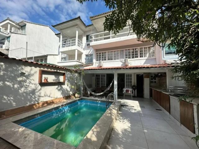 Casa com 4 Quartos e 5 banheiros à Venda, 211 m² por R$ 2.000.000
