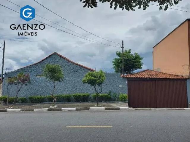 Casa com 4 Quartos e 5 banheiros à Venda, 388 m² por R$ 740.000