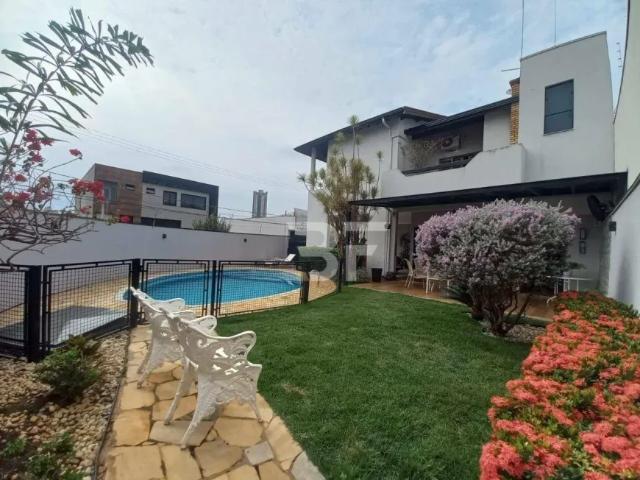 Casa com 4 Quartos e 5 banheiros à Venda, 330 m² por R$ 2.200.000