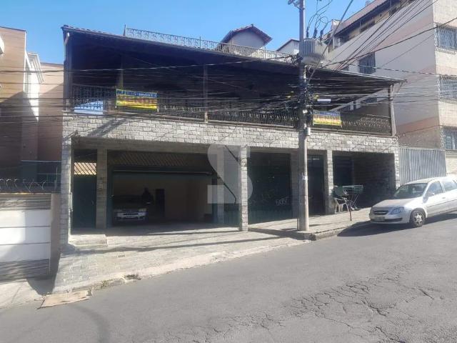 Casa com 4 Quartos e 5 banheiros à Venda, 700 m² por R$ 1.000.000