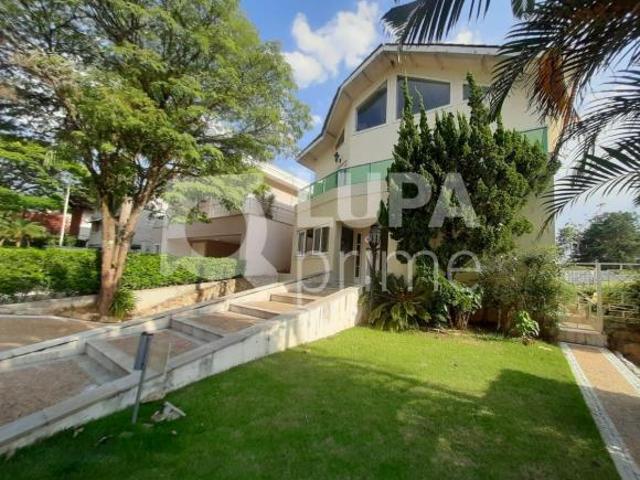 CASA COM 4 QUARTOS E 5 VAGAS DE GARAGEM À VENDA EM ALPHAVILLE