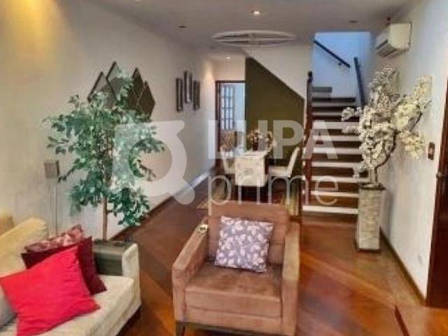 CASA COM 4 QUARTOS E 5 VAGAS DE GARAGEM À VENDA NA VILA NOVA MAZZEI