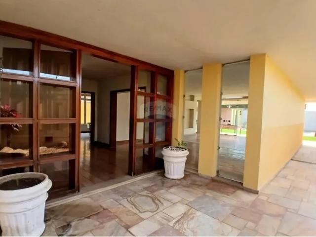 Casa com 4 Quartos e 6 banheiros à Venda, 562 m² por R$ 1.150.000