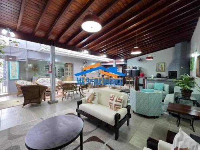 Casa com 4 Quartos e 6 banheiros Condomínio Fechado