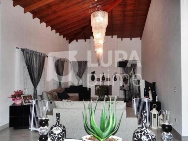 CASA COM 4 QUARTOS E 6 VAGAS DE GARAGEM À VENDA EM MAIRIPORÃ