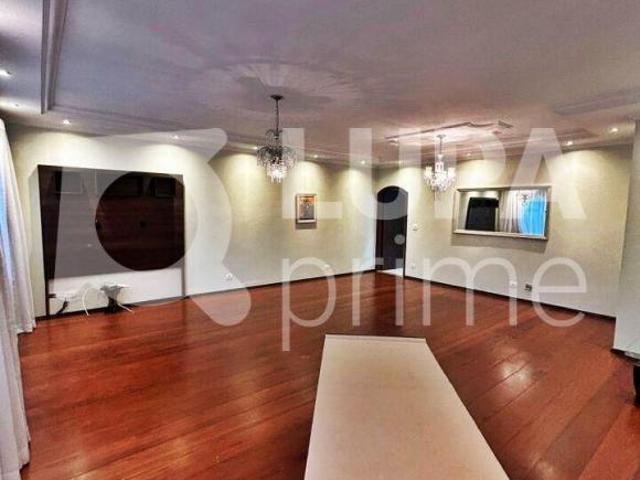 CASA COM 4 QUARTOS E 6 VAGAS DE GARAGEM À VENDA NA VILA MARIA ALTA