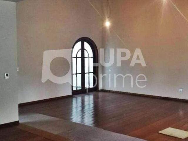 CASA COM 4 QUARTOS E 8 VAGAS DE GARAGEM À VENDA NO TREMEMBÉ
