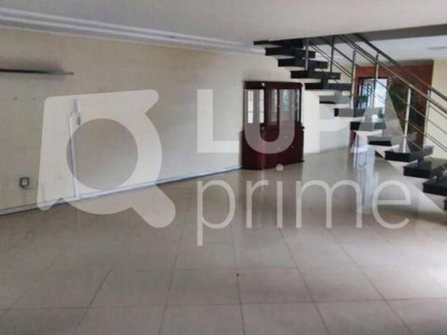 CASA COM 4 QUARTOS E 9 VAGAS DE GARAGEM À VENDA NA VILA MARIA ALTA