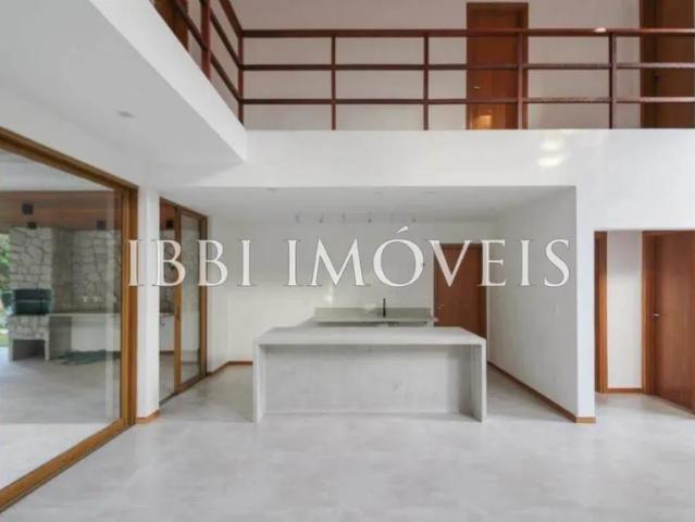 Casa com 4 Quartos e 1 banheiro à Venda, 220 m² por R$ 1.720.000