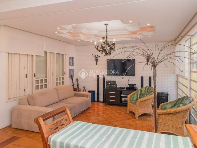 Casa com 4 quartos e 233m² para alugar em Três Figueiras, Porto Alegre