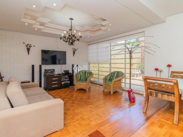 Casa com 4 quartos e 233m² para alugar em Três Figueiras, Porto Alegre