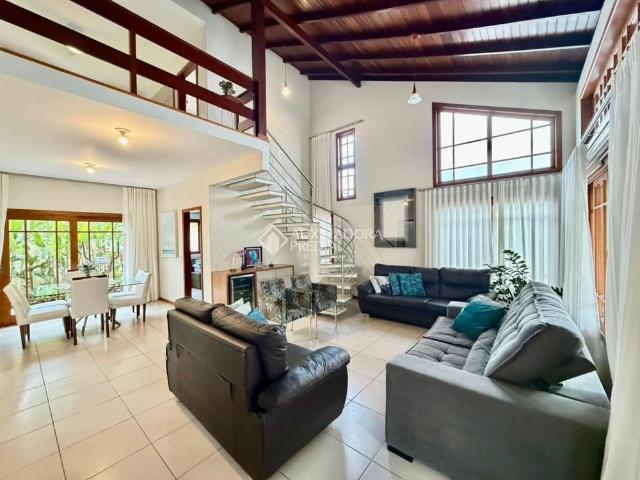 Casa com 4 quartos e 250m² para alugar em Rio Tavares, Florianópolis