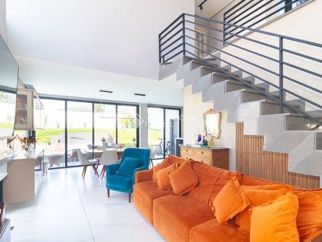 Casa com 4 quartos e 263m² para alugar em Vila Nova, Porto Alegre