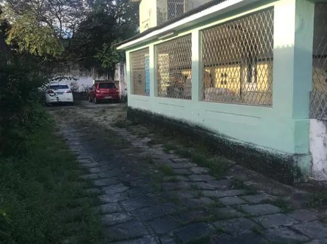 Casa com 4 Quartos e 2 banheiros à Venda, 240 m² por R$ 500.000