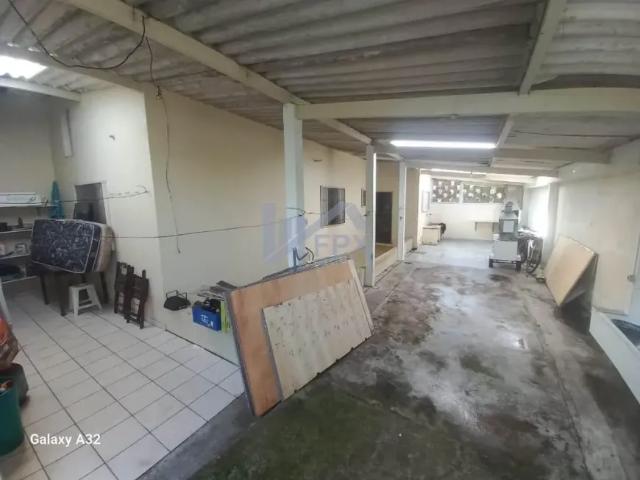 Casa com 4 Quartos e 2 banheiros à Venda, 271 m² por R$ 190.000