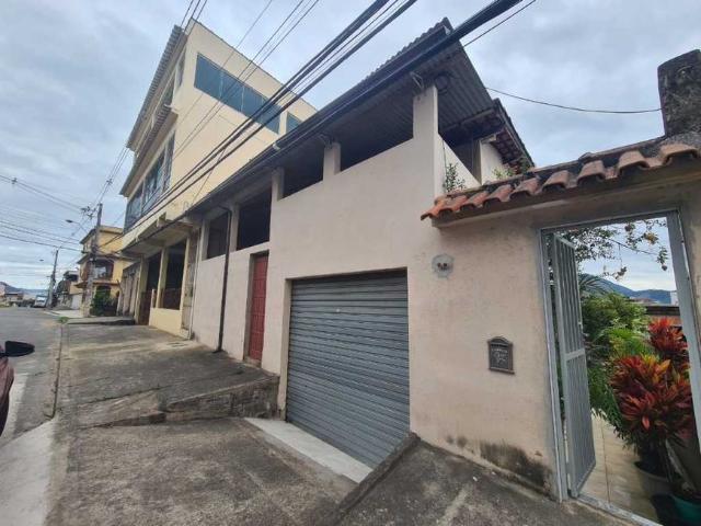Casa com 4 Quartos e 2 banheiros à Venda, 380 m² por R$ 460.000