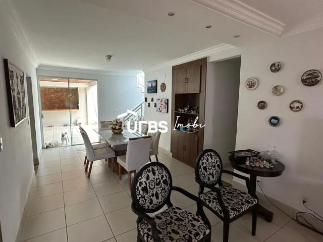 Casa com 4 Quartos e 2 banheiros à Venda, 329 m² por R$ 1.100.000