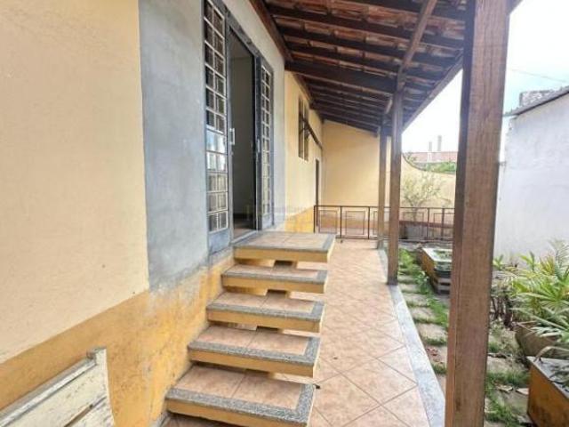 CASA COM 4 QUARTOS E 2 LOJAS