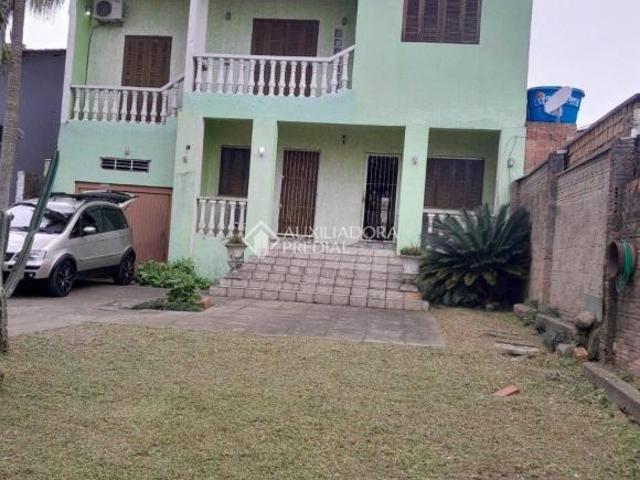 Casa com 4 quartos e 2 suítes, vagas de garagem e churrasqueira