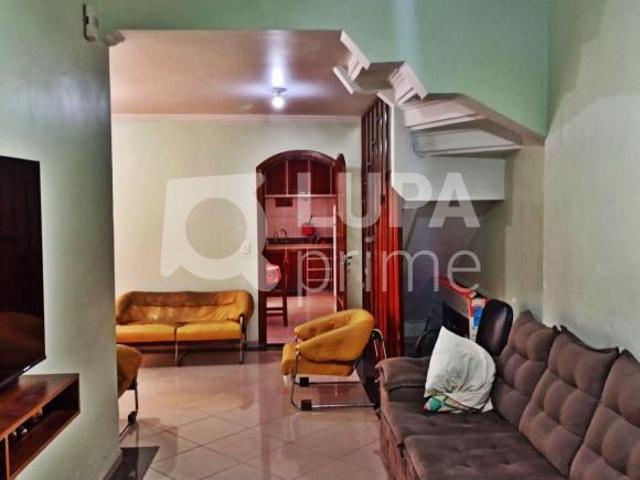 CASA COM 4 QUARTOS E 2 VAGAS DE GARAGEM À VENDA NA VILA MEDEIROS