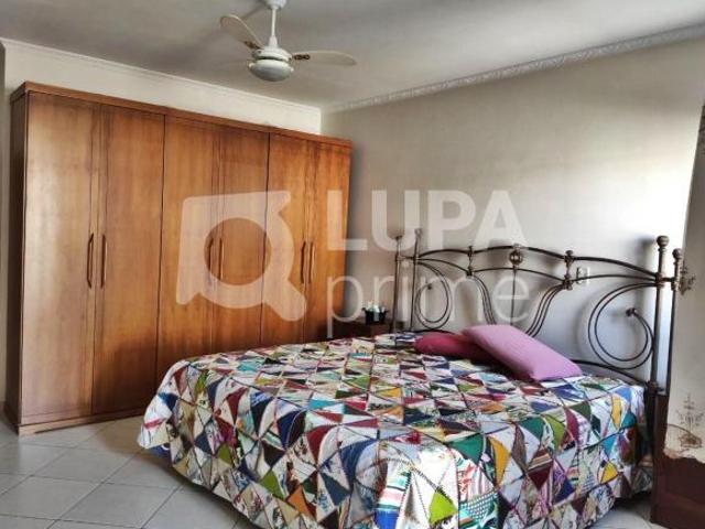 CASA COM 4 QUARTOS E 2 VAGAS DE GARAGEM À VENDA NO JARDIM TREMEMBÉ