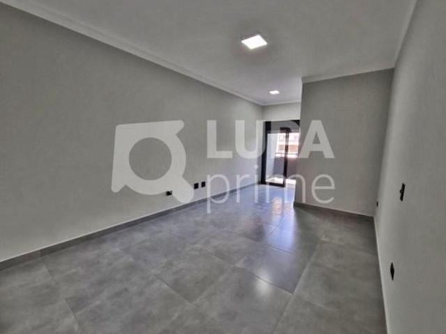 CASA COM 4 QUARTOS E 2 VAGAS DE GARAGEM À VENDA NO PARQUE NOVO MUNDO