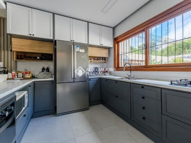 Casa com 4 quartos e 310m² para alugar em Chácara das Pedras, Porto Alegre