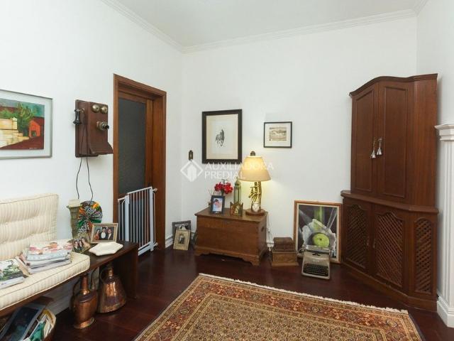 Casa com 4 quartos e 320m² para alugar em Três Figueiras, Porto Alegre