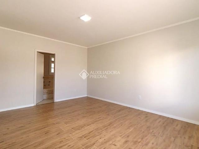 Casa com 4 quartos e 370m² para alugar em Chácara das Pedras, Porto Alegre