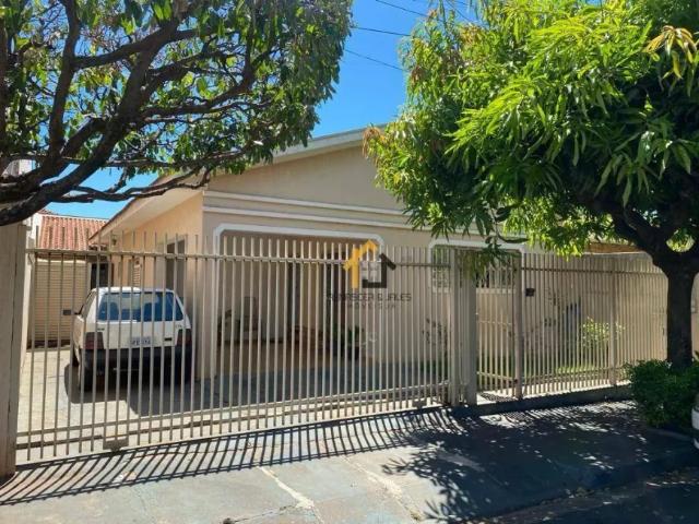 Casa com 4 Quartos e 3 banheiros à Venda, 161 m² por R$ 370.000