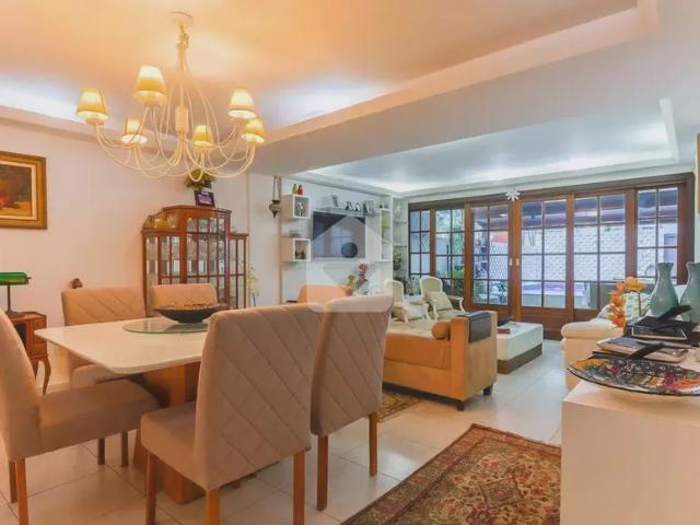 Casa com 4 Quartos e 3 banheiros à Venda, 197 m² por R$ 2.250.000