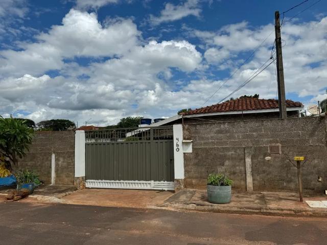 Casa com 4 Quartos e 3 banheiros à Venda, 265 m² por R$ 350.000