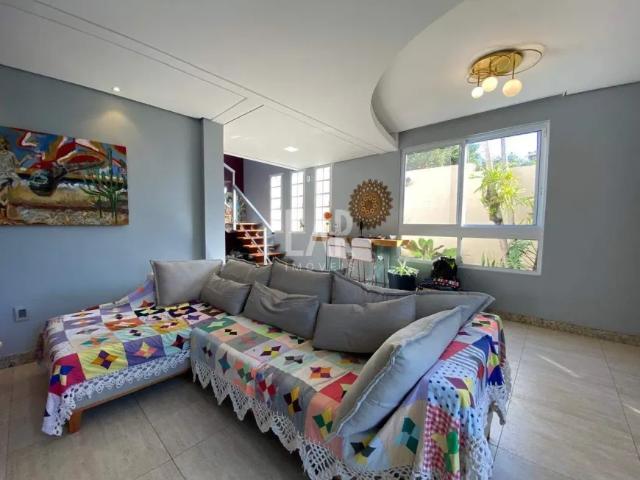 Casa com 4 Quartos e 3 banheiros à Venda, 272 m² por R$ 1.200.000