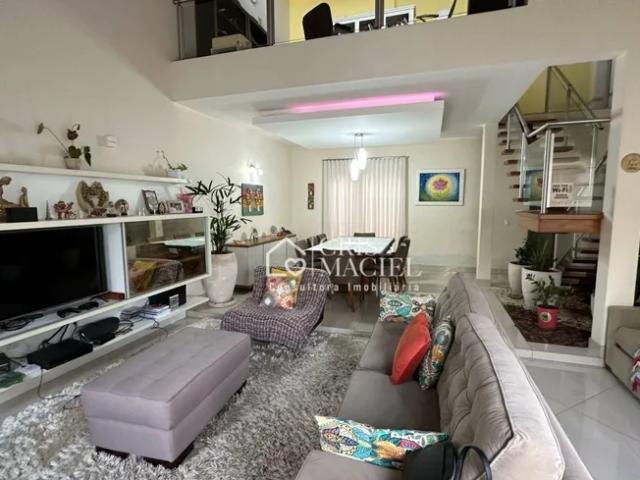 Casa com 4 Quartos e 3 banheiros à Venda, 200 m² por R$ 1.100.000