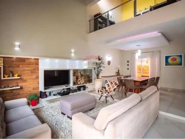Casa com 4 Quartos e 3 banheiros à Venda, 200 m² por R$ 1.100.000