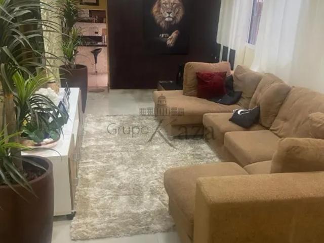 Casa com 4 Quartos e 3 banheiros à Venda, 200 m² por R$ 649.000