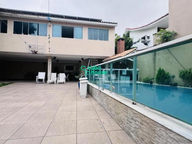 Casa com 4 Quartos e 3 banheiros à Venda, 358 m² por R$ 1.500.000